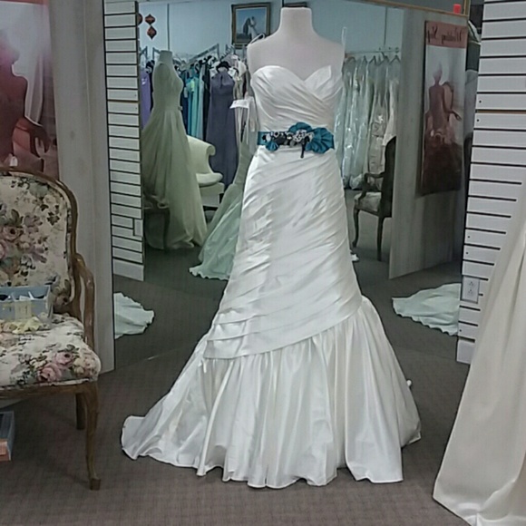 Alfred Angelo | Dresses | Ivory Alfred Angelo Wedding Gown Ariel 223 ...